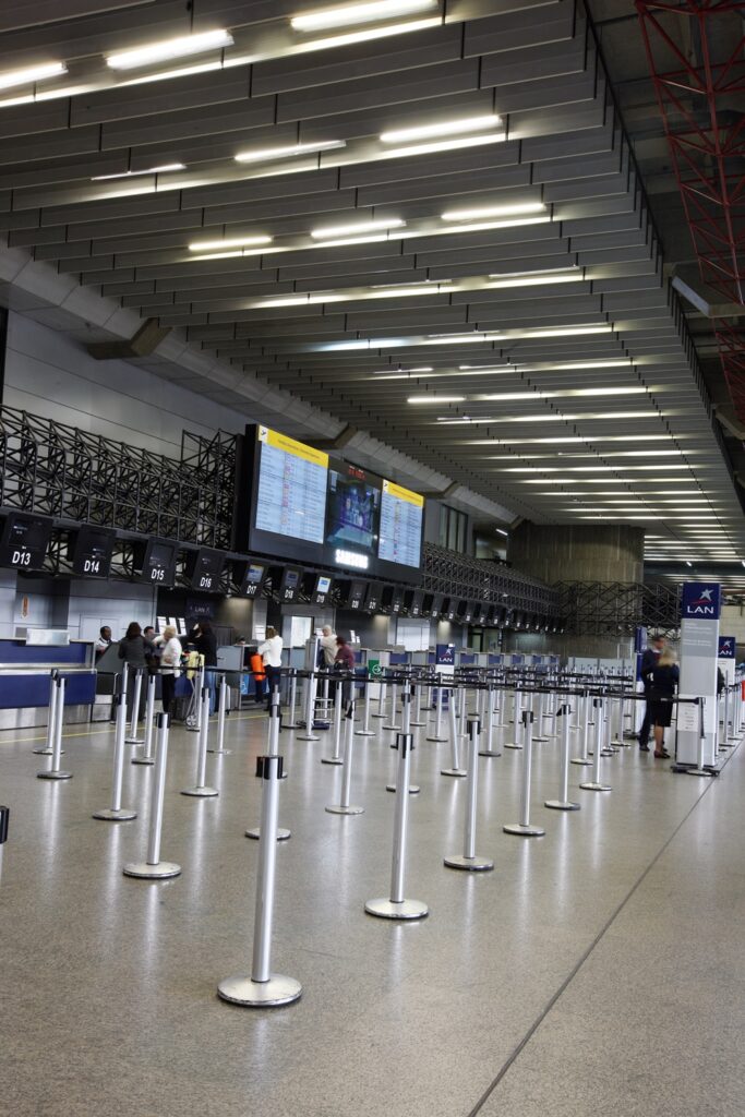 Aeroporto de Guarulhos aumenta conforto sonoro com painéis metálicos ...
